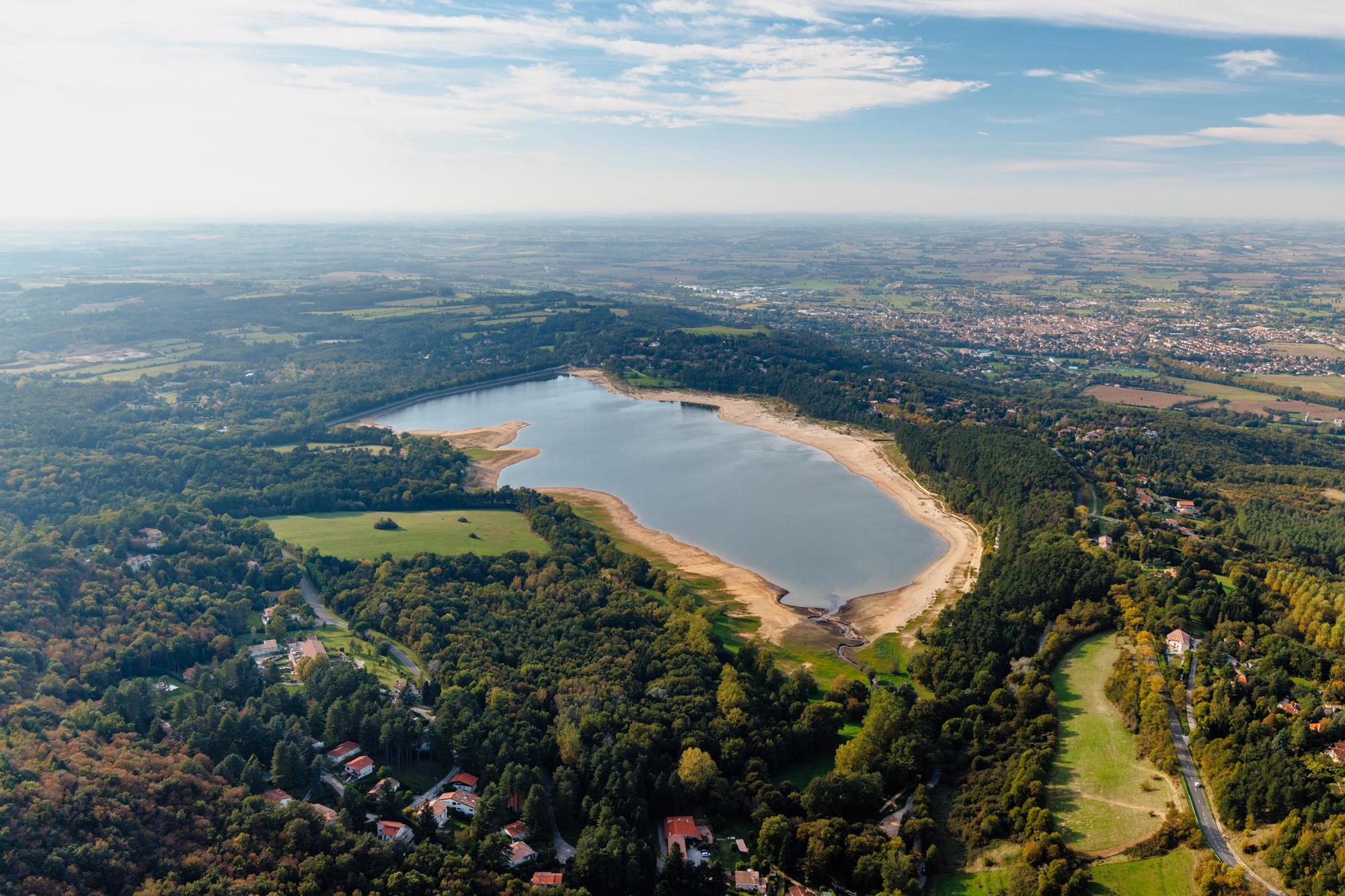 Lac de Saint-Ferréol: Een idyllisch meer aan de voet van de Montagne ...